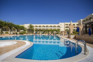 2 piscinas exteriores, guarda-sóis, espreguiçadeiras 