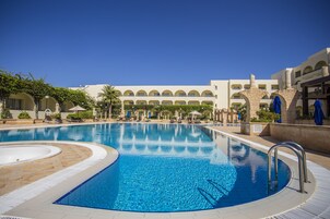 2 piscinas externas, guarda-sóis, espreguiçadeiras