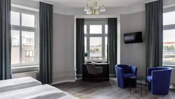 Quarto Duplo (4 guests with extra bed) | Sala de estar | Televisor