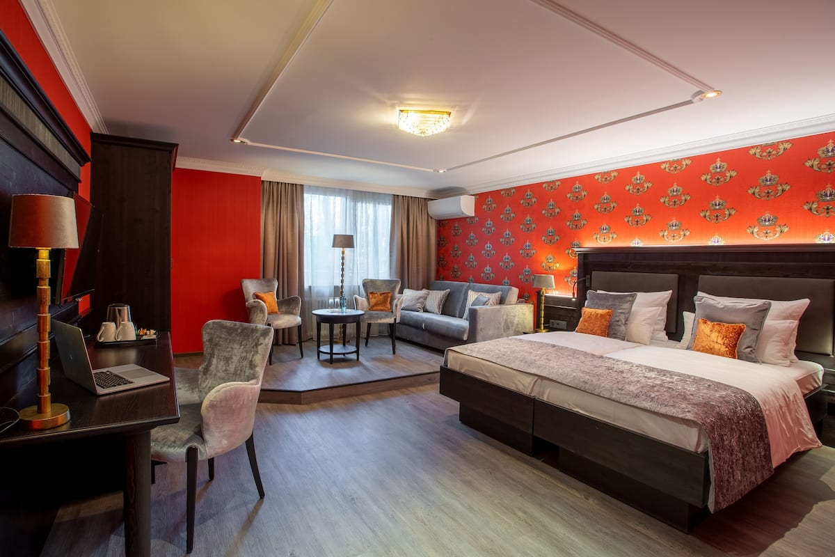 Roupa hipoalergénica, minibar, cofre no quarto