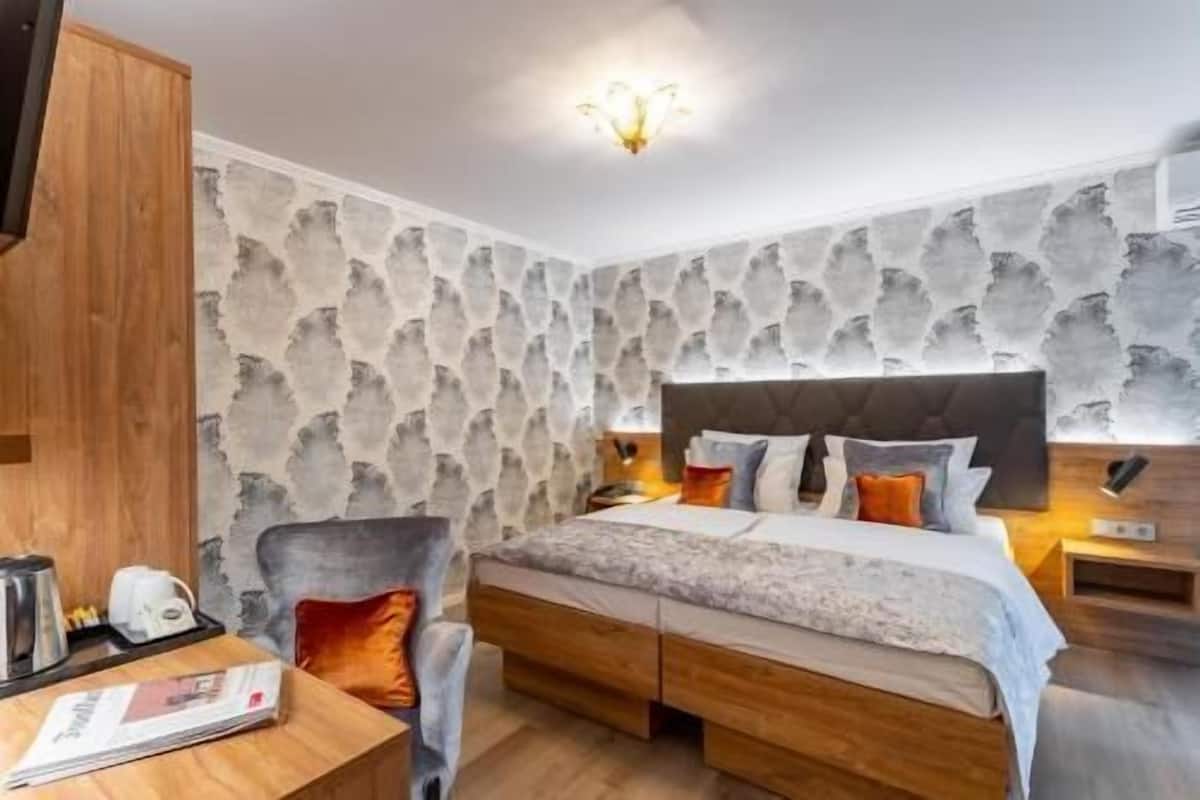 Roupa hipoalergénica, minibar, cofre no quarto