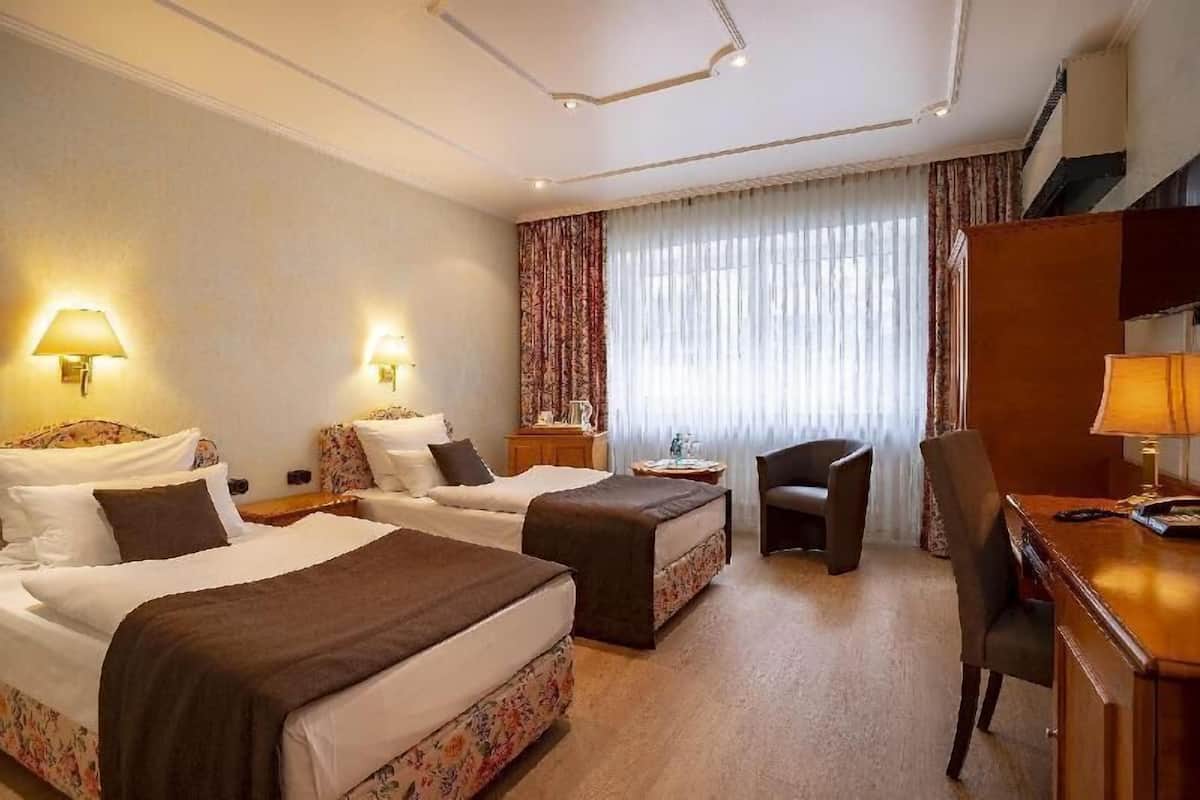 Roupa hipoalergénica, minibar, cofre no quarto