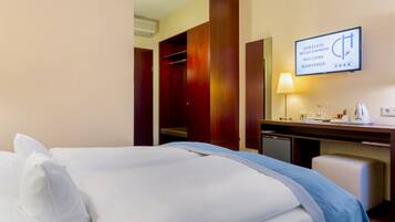 Roupa hipoalergénica, minibar, cofre no quarto, secretária