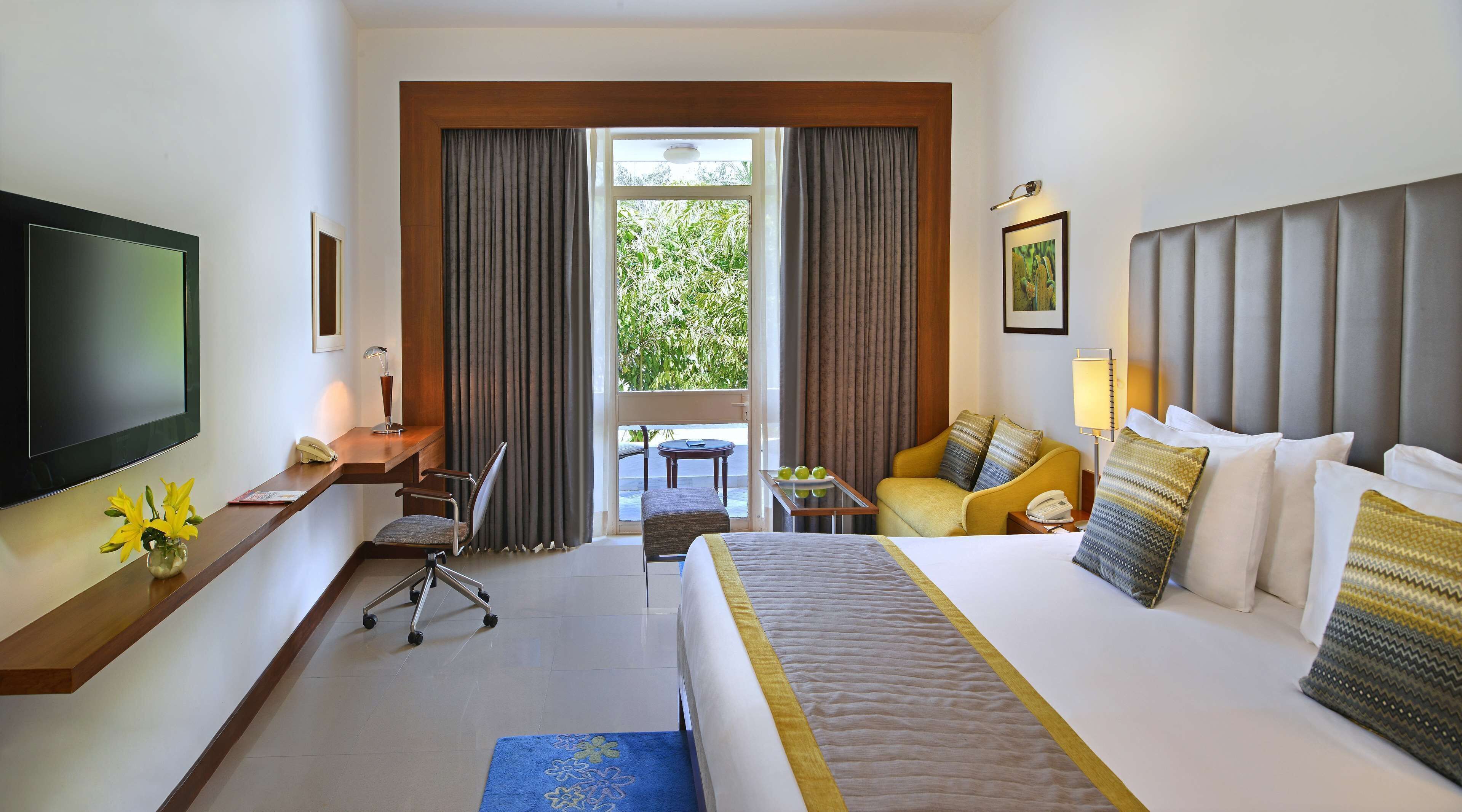 Roupa de alta qualidade, minibar, cofre no quarto, secretária 