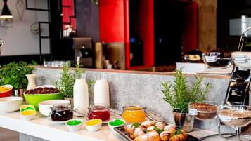 Pequeno-almoço tipo buffet diário mediante uma taxa