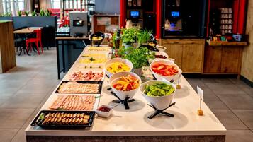 Pequeno-almoço tipo buffet diário mediante uma taxa