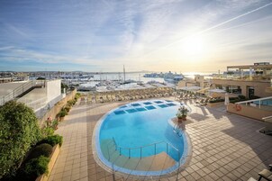 Piscina interior, piscina exterior, guarda-sóis, espreguiçadeiras 