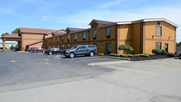 Um hotel com vários andares e estacionamento.