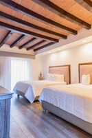 Quarto casal, 2 camas de casal | Vista do quarto