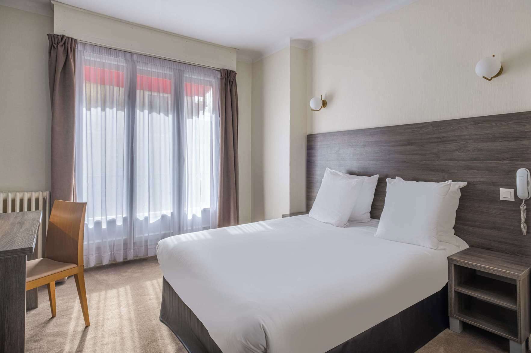 Roupas de cama premium, escrivaninha, espaço de trabalho para notebook