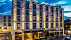 Hotel Dublin Skylon com fachada moderna, vários andares e um letreiro chamativo.