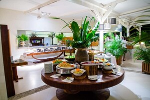 Café da manhã, almoço e jantar; local e internacional 