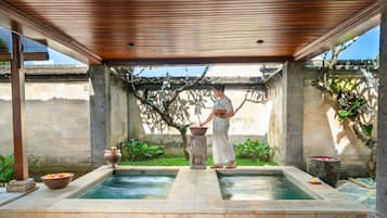 Banheira de hidromassagem interior