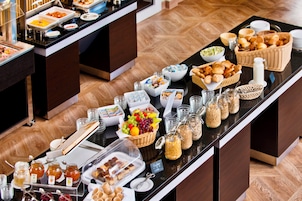 Buffet com diversos alimentos e acompanhamentos.