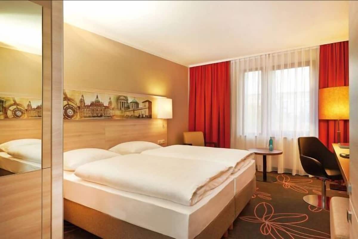 Cofres nos quartos, escrivaninha, Wi-Fi de cortesia, roupa de cama