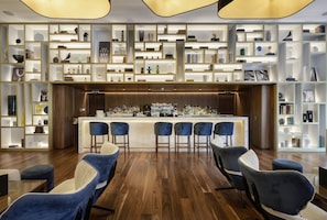 Este bar no lobby do hotel, com vista para a praia, aberto diariamente 