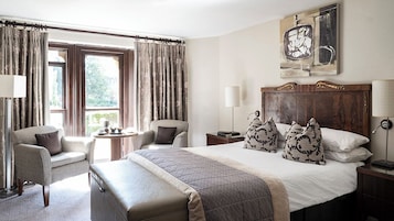 Classic Double / Twin with Feature | Cofres nos quartos, escrivaninha, cortinas blackout