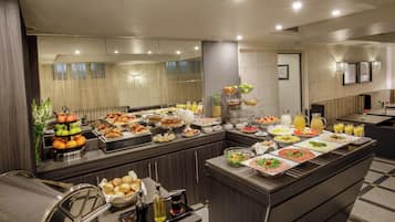 Pequeno-almoço tipo buffet diário (20.00 EUR por pessoa)