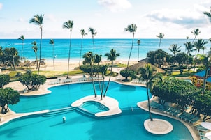 Piscina externa, guarda-sóis, espreguiçadeiras