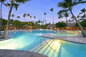 Piscina exterior, guarda-sóis, espreguiçadeiras 