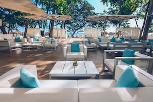 7 bares/lounges, um bar à beira da piscina, um bar junto à piscina 