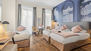 Quarto triplo, vista para a cidade | Frigobar, cofres nos quartos, escrivaninha, quartos à prova de som