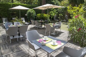 Café da manhã continental todos os dias mediante uma taxa