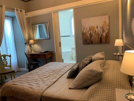 Quarto casal ou duplo superior | Frigobar, cofres nos quartos, individualmente decorados