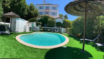 Piscina exterior sazonal, da(s) 9:30 à(s) 19:00, espreguiçadeiras