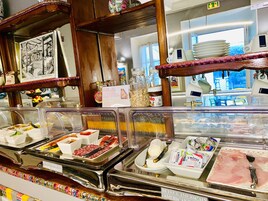 Café da manhã com buffet todos os dias (EUR 16 por pessoa) 