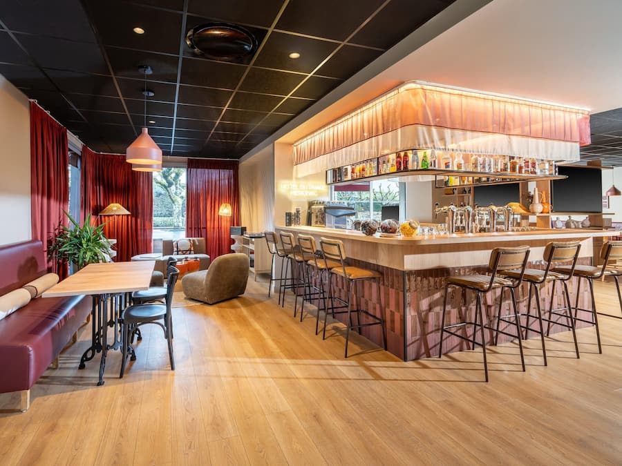 Serviço de café da manhã, almoço, jantar; vistas para o jardim