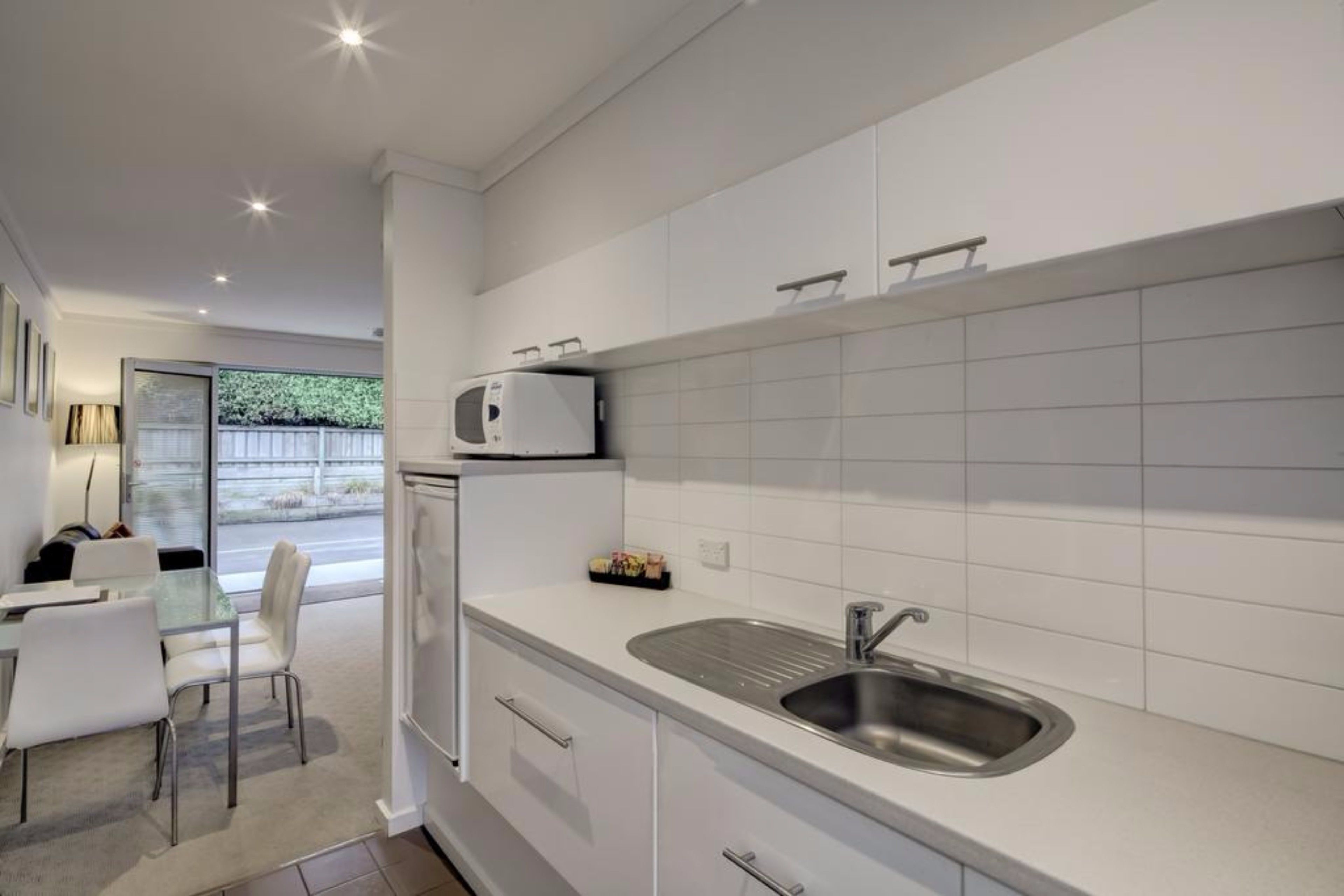 Geladeira, micro-ondas, cafeteira/chaleira, chaleira elétrica