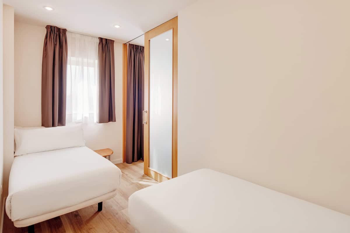 Cofres nos quartos, escrivaninha, cortinas blackout