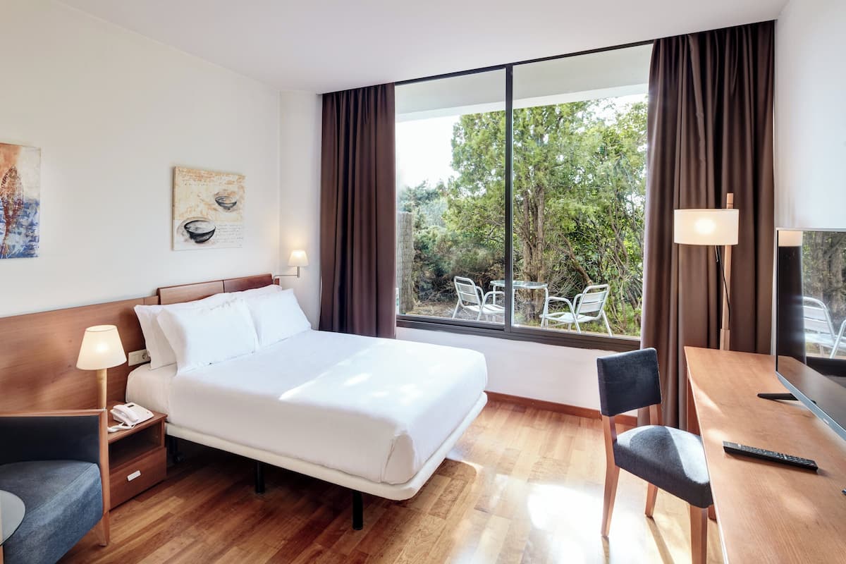 Cofres nos quartos, escrivaninha, cortinas blackout