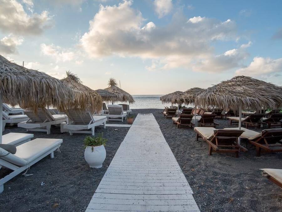 Na praia, praia de areia negra, voleibol de praia