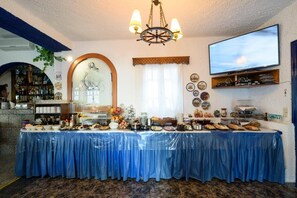 Café da manhã com buffet todos os dias mediante uma taxa