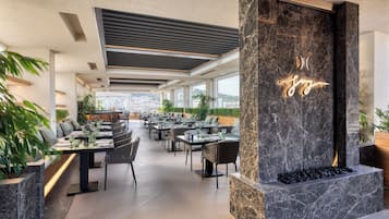 3 restaurantes, é servido café da manhã