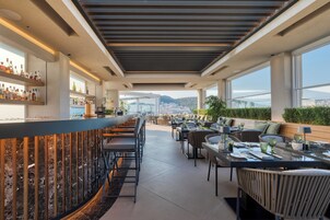 3 restaurantes, é servido café da manhã