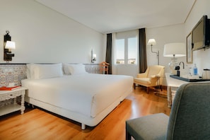 Quarto Standard | Minibar, cofre no quarto, secretária, cortinas/cortinados opacos
