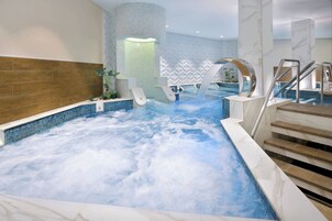 Piscina interna, piscina externa sazonal, guarda-sóis, espreguiçadeiras