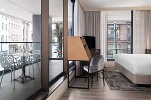 Cofres nos quartos, escrivaninha, cortinas blackout