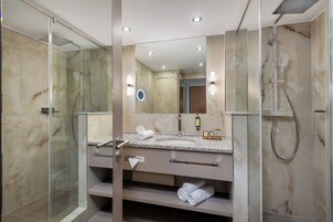 Junior Studio Suite, 1 Bedroom jacuzzi& infrasauna | Casa de banho | Artigos de higiene pessoal grátis, um secador de cabelo, roupões 
