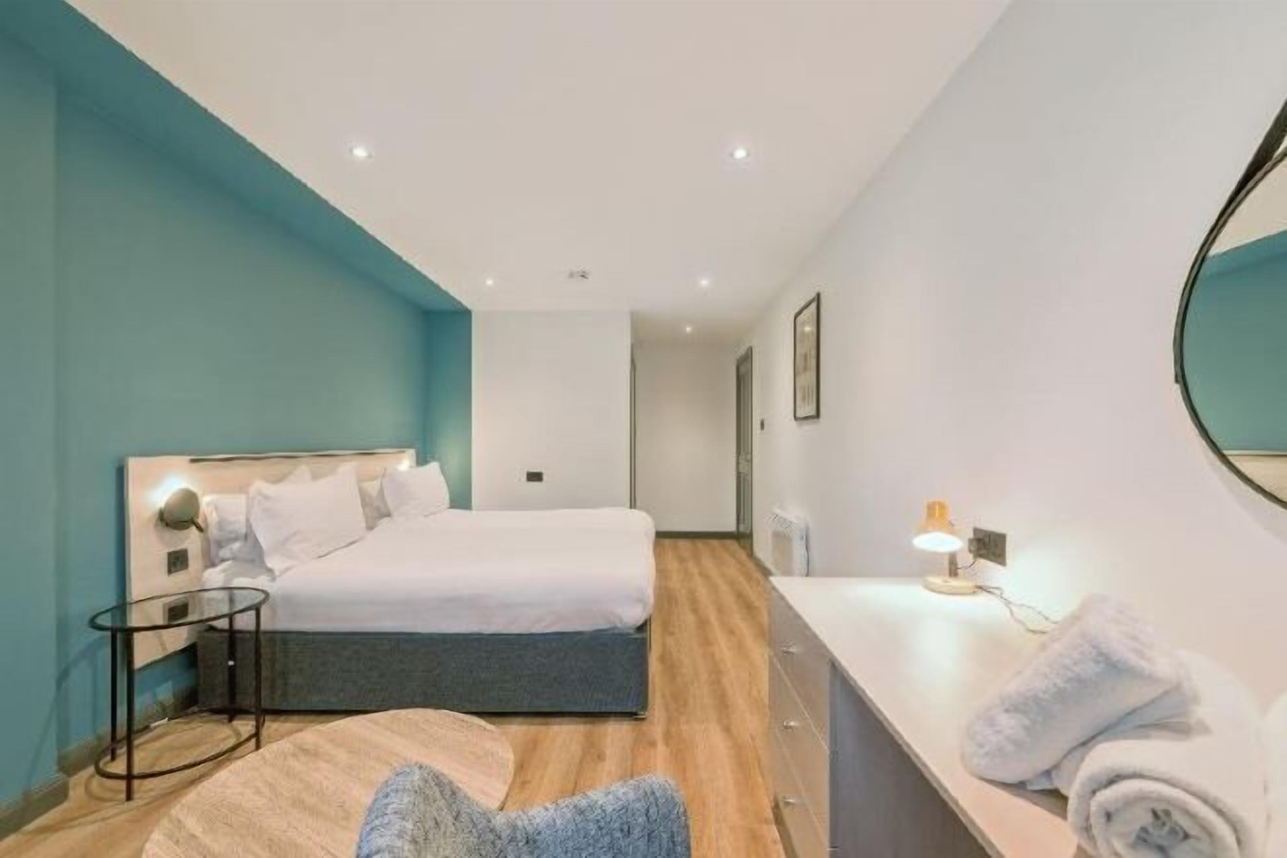 Cofre no quarto, secretária, ferro/tábua de engomar 