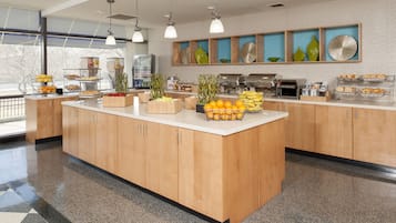Café da manhã com buffet grátis todos os dias