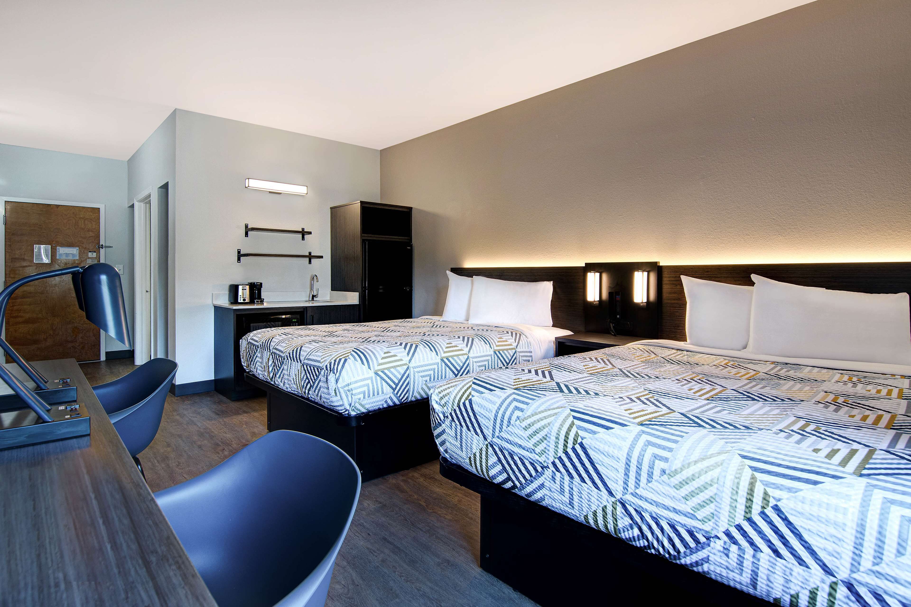 Secretária, secretária adequada para computadores portáteis 