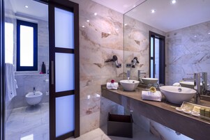 Quarto Premium (2 Adults and 2 Children) | Casa de banho | Uma banheira, artigos de higiene ecológicos, um secador de cabelo 