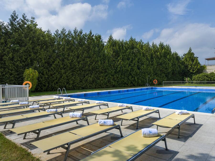 Piscina externa sazonal, espreguiçadeiras