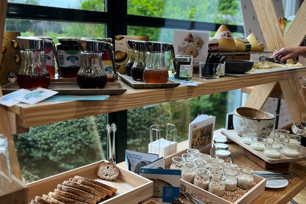 Café da manhã com buffet todos os dias (EUR 18 por pessoa)