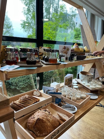 Pequeno-almoƧo tipo buffet diƔrio (18 EUR por pessoa) . Oca Puerta del Camino Hotel