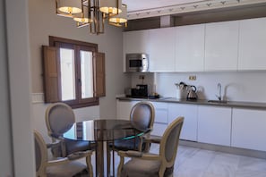 Apartamento, 2 quartos | Cozinha privada | Uma máquina de café expresso, uma cafeteira/bule, uma chaleira elétrica 